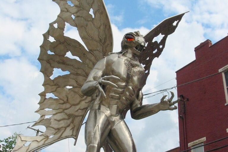 6 Cosas Sorprendentes sobre Mothman – El Hombre Polilla